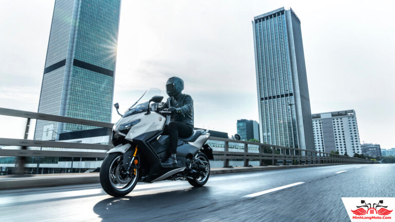 Yamaha TMAX 560 TECH MAX 2026 ra mắt giá 505 triệu đồng